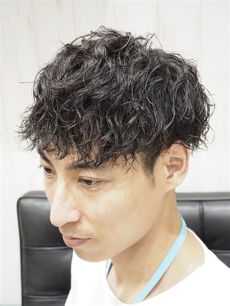 波打ちスパイラルパーマメンズ刈り上げマッシュヘアスタイル 横浜みなとみらい、桜木町の理容室、床屋 Yoshizawa Inc