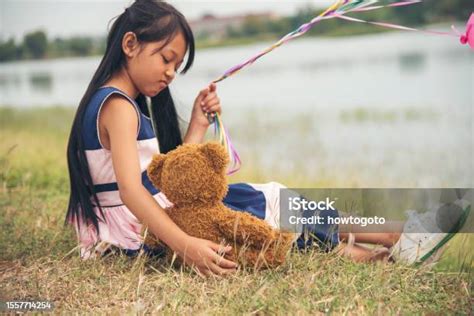 그린 파크 놀이터에서 행복한 아이 포옹 테디 베어 테디 베어 어린 아이들을위한 귀여운 소녀를위한 가장 친한 친구 행복 한 가족 느낌 사랑과 따뜻한 포옹에 놀이터에 함께 재생