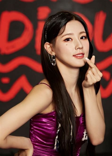 韩国女子组合gi Dle颜值担当曹薇娟清纯白皙惹人怜