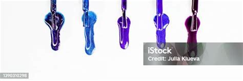 포스터 고립 된 흰색 배경에 매니큐어의 질감 진한 파란색 밝은 파란색 및 자주색 톤 추상 도면 0명에 대한 스톡 사진 및 기타 이미지 Istock