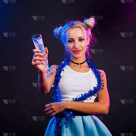 年轻的好女孩玩得开心