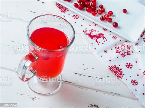 유리 컵에 신선한 음료에 크랜베리에 선택적으로 초점을 맞춥니다 하얀 나무 배경에 새해 장식 0명에 대한 스톡 사진 및 기타