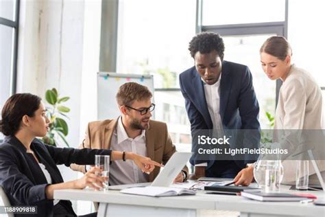 사무실에서 회의 중 테이블에 공식적인 착용에 다민족 사업가 식수에 대한 스톡 사진 및 기타 이미지 식수 비즈니스 사무실 Istock