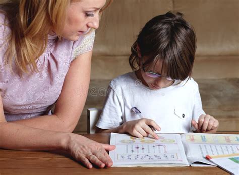 Mutter Hilft Ihrem Sohn Mit Heimarbeit Stockfoto Bild Von Lernen Leute