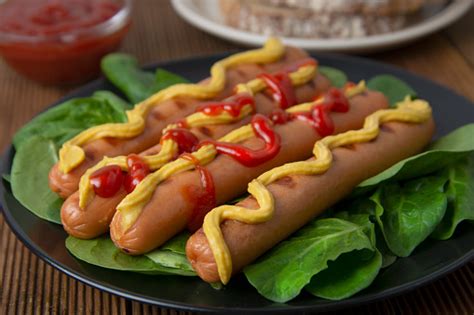 절연 소스와 겨자 시금치 잎 나무 테이블에 흰 접시에 구운된 소시지 0명에 대한 스톡 사진 및 기타 이미지 0명 가공육 갈색 Istock