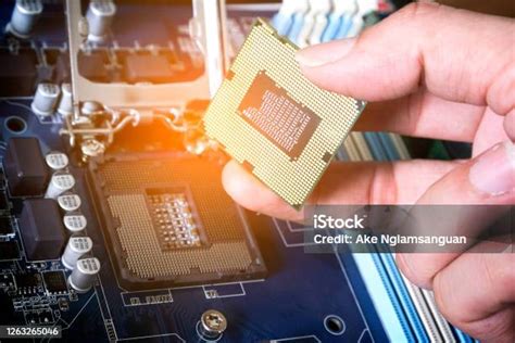 컴퓨터 엔지니어링의 손은 유지 보수를 위해 소켓 프로세서에 컴퓨터 Cpu 프로세서 메모리 변경 구성 요소를 제공합니다 기술 및 개발 개념 Cpu에 대한 스톡 사진 및 기타