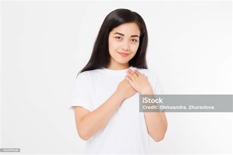 하얀 배경에 고립 된 건강한 마음을 만지는 젊은 아시아 여성 감정과 사랑 개념 발렌타인 데이 복사 공간 20 24세에 대한 스톡 사진 및 기타 이미지 Istock