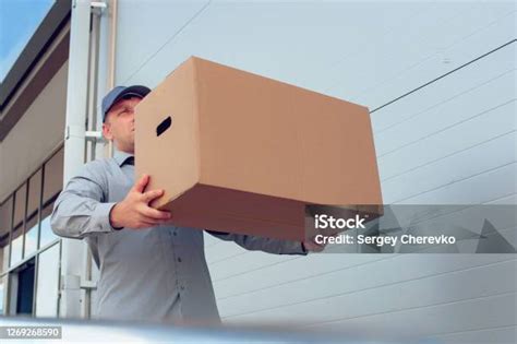 골판지 상자를 들고 손에 회색 양복을 입은 남자 우편 배달의 주제에 대한 개념 30 34세에 대한 스톡 사진 및 기타 이미지 30 34세 개념 나름 Istock