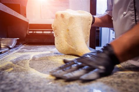 피자를 만드는 과정 카페 주방에서 피자를 만드는 요리사 베이커의 손 기술에 대한 스톡 사진 및 기타 이미지 기술 남자 레스토랑 Istock