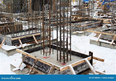 Edificio Del Fundamento Con Las Bases Foto De Archivo Imagen 23138060