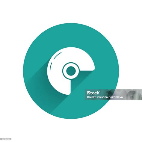 긴 그림자로 고립 된 흰색 군사 헬멧 아이콘입니다 방위와 보호의 상징 육군 모자 보호 모자 녹색 원 버튼입니다 벡터 일러스트레이션 강철에 대한 스톡 벡터 아트 및 기타