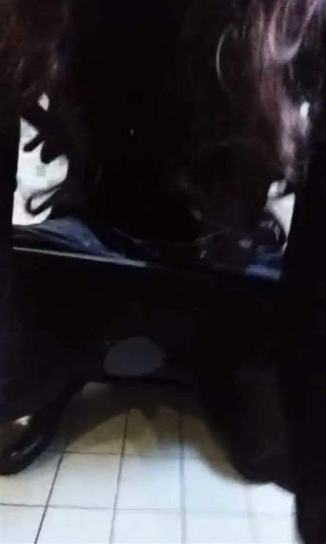 Asian Girl Pee On Floor 日本語で