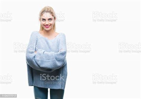 고립 된 배경 위에 겨울 스웨터를 입고 젊은 아름 다운 금발 파란 눈 여자는 카메라를 보고 교차 팔 웃는 얼굴 긍정적 인 사람 겨울에 대한 스톡 사진 및 기타 이미지