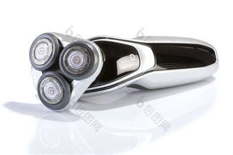 在白色的电动剃须刀特写图片 包图网企业站