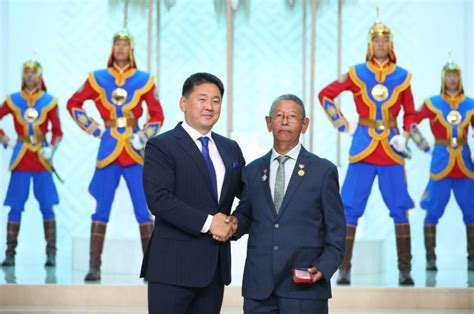 Зурхайч Л Тэрбиш Ардын багш цол хүртлээ