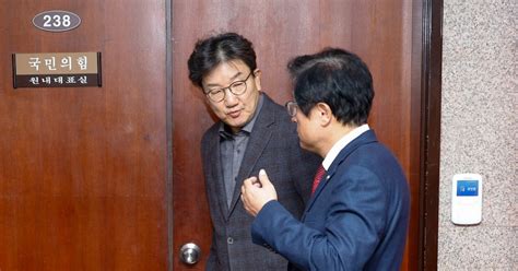 與권성동 탄핵소추 이후 민주당이 여당처럼 행동하는 건 옳지 못해