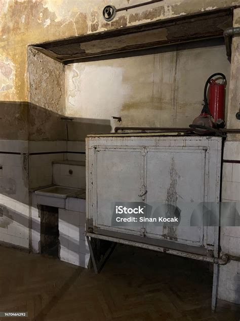 껍질을 벗긴 그림 녹슨 철 조각 금이 간 나무 캐비닛 소화기 극적인 자연 채광이 있는 소박한 벽에 오래된 학교 홀 싱크대 0명에 대한 스톡 사진 및 기타 이미지 Istock