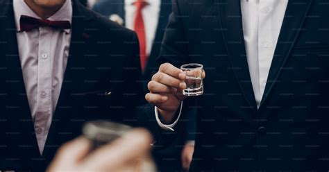 사람들은 결혼식 피로연에서 보드카 잔을 들고 건배하고 야외에서 축하하고 레스토랑에서 음식을 제공합니다 크리스마스와 새해 사진 Unsplash의 사람 이미지