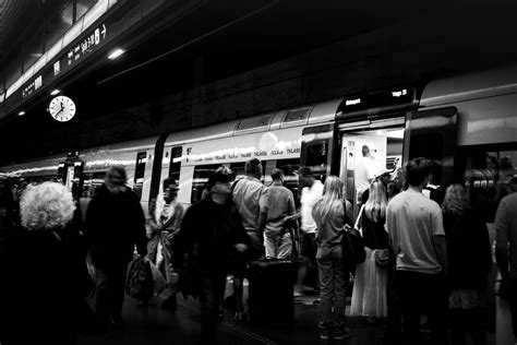 Crowded Platform By Emeraldhxh879 On Deviantart