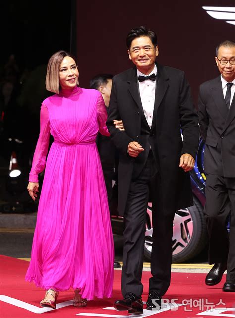 [e포토] 주윤발 부인과 함께 부산국제영화제 참석