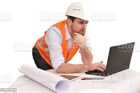 건축가 그의 책상에서 엔지니어는 집의 건설을 계획 흰색 배경 개념에 대한 스톡 사진 및 기타 이미지 개념 건설 산업 건축 Istock