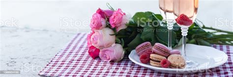 파리에서 세인트 발렌타인 데이에 아름답고 낭만적 인 제안 사랑의 도시 분홍색 장미 꽃다발 와인 2 잔 라즈베리 배경에 에펠 탑 복사 공간을 닫습니다 기치 0명에 대한 스톡