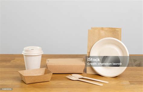 환경 친화적 인 식품 포장 종이 재활용 제로 폐기물 천연 제품 자연과 재활용 개념의 음식 일회용 케이터링을위한 종이 상자 배경에