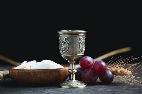 성찬의 개념 또는 기독교의 성찬식 성찬은 제자들과의 최후의 만찬 중에 예수께서 제정하신 성례전입니다 빵과 포도주는 기독교인의 예수 그리스도의 몸과 피입니다 프리미엄 사진