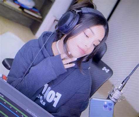 Cute R Valkyrae
