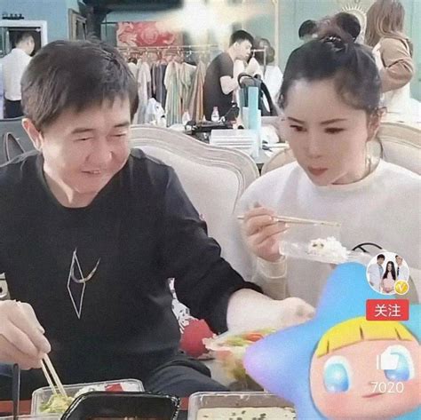 付笛生夫妇在后台吃盒饭任静脸颊饱满不自然美颜老得不真实 显得 黑色 时候