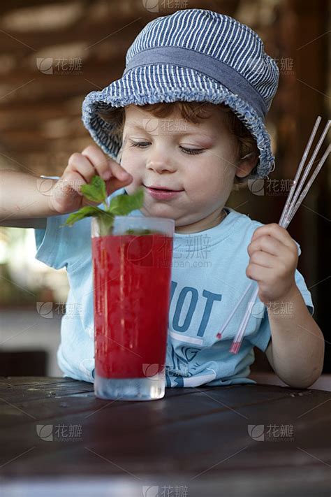 孩子喝了一杯果汁