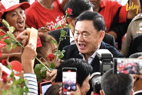 ‘ทักษิณ เข้าพรรคเพื่อไทยครั้งแรก แกนนำ สส คนเสื้อแดง รอรับพรึบ