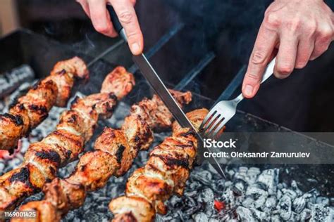금속 꼬치에 구운 케밥 요리 바비큐에서 조리한 구운 고기 전통적인 동양 요리 쉬쉬 케밥 숯과 불꽃 피크닉 길거리 음식에 그릴 모션에 대한 스톡 사진 및 기타 이미지 Istock