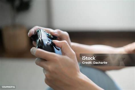 젊은 아시아 남자 게이머 컨트롤러 비디오 콘솔 재생 취미 장난 온라인 비디오 게임 즐거움 E스포츠 사이버 게임 인터넷 Brand Name Video Game에 대한 스톡