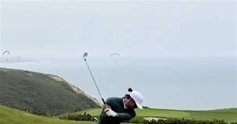 ‘골프광 가레스 베일 생애 첫 홀인원에 골 세리머니 환호