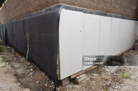 기초 절연 및 방수 스티로폼 보드와 방수 멤브레인 집 기초 벽 단열재 지하 건축적 특징에 대한 스톡 사진 및 기타 이미지 지하 건축적 특징 방수 단열재 Istock