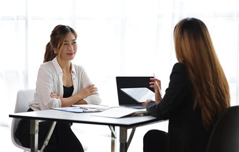 사무실에서 여성 관리자가 신입 사원을위한 구직자를 논의하고 인터뷰합니다 사업가와 동료들은 함께 비즈니스 프로젝트 작업을 논의하고 토론합니다 20 24세에 대한 스톡 사진 및