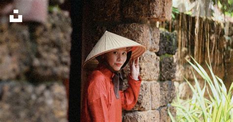 빨간 드레스와 밀짚모자를 쓴 여자 사진 Unsplash의 무료 성인 이미지