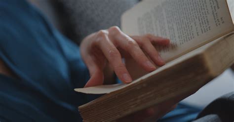 거실 고요한 고요함 구석을 읽고 남성 독서하는 레저 레크리에이션 문학 받침대 샷 배경을 흐리게 소설 소파