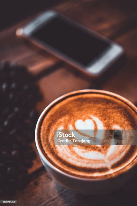 라 떼 아트 커피 커피 콩의 심장 모양으로 나무 테이블에 뜨거운 커피의 화이트 컵 바리 스타 아트 컨셉의 카페 갈색에 대한 스톡 사진 및 기타 이미지 Istock