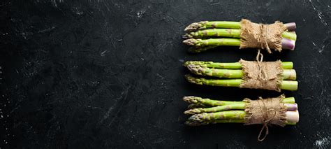 검은 돌 배경에 신선한 녹색 아스파라거스 평면도 텍스트를 위한 여유 공간 계절에 대한 스톡 사진 및 기타 이미지 계절 굽기 다발 Istock