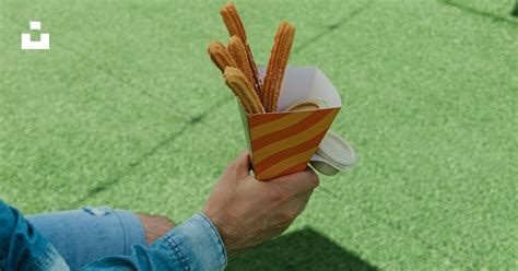 감자튀김 상자를 손에 들고 있는 사람 사진 Unsplash의 무료 조반 이미지