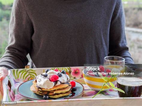 쟁반에 발렌타인 데이 아침 식사를 들고 있는 남자 꽃 에스프레소 팬케이크 붉은 과일 공휴일에 대한 스톡 사진 및 기타 이미지 공휴일 과일 꽃 식물 Istock