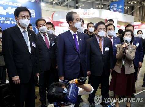 지방시대 엑스포 전시관 둘러보는 한덕수 총리 연합뉴스