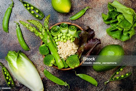 채식주의 노아 오이 브로콜리 아스파라거스와 달콤한 완두콩과 녹색 부처님 그릇 요리법 해독 평면도 평평 하다 복사 공간 0명에 대한 스톡 사진 및 기타 이미지 Istock