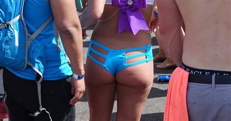 Nalgona Con Bikini Azul En Festival The Candid Blog
