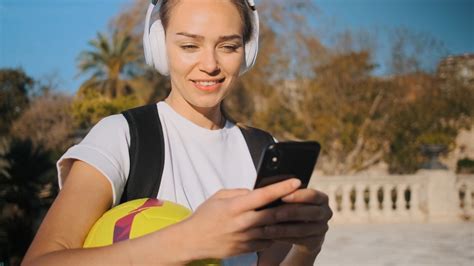 دانلود فوتیج ویدیویی گوش دادن موسیقی با هدفون استوک فوتیج