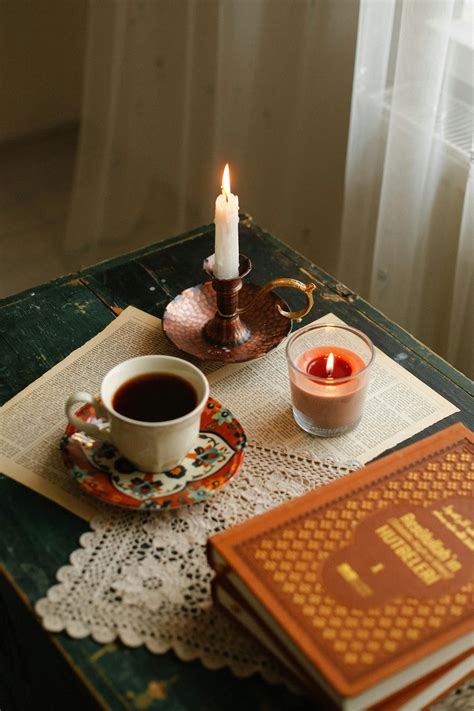 실내 고요한 골동품 끈 도자기 컵 독서하는 따뜻한 빛 따뜻한 음료 따뜻함 램프 맛 목조 테이블 문학 문호 밀랍 분위기 붉은 양초 빈티지