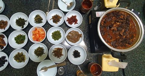 찌개엔 능이·싸리·밀 버섯 가득냄비 밥과 15가지 찬도 줘유