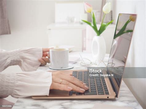 노트북을 사용하여 세련된 업무용 책상에서 일하는 여성 계획에 대한 스톡 사진 및 기타 이미지 계획 기업 재무와 산업